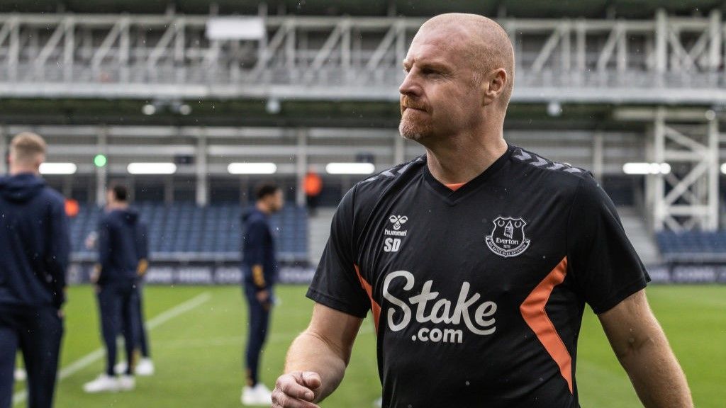 Everton's Sean Dyche donates 'lucky' tracksuit for charity - BBC News