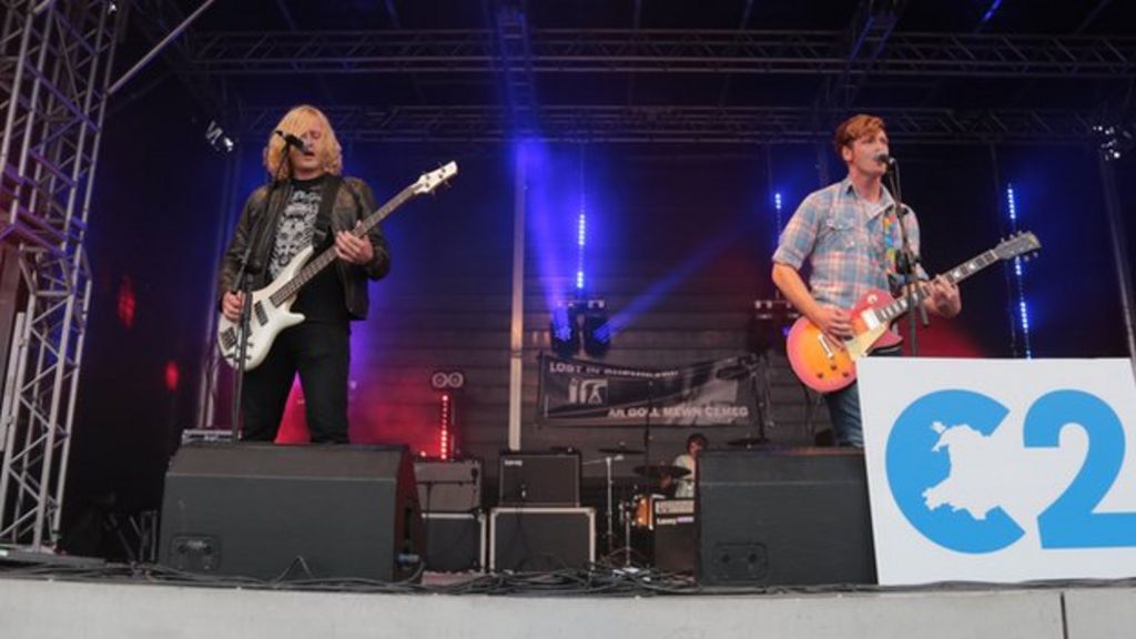 Ar Goll Mewn Cemeg wedi ennill Brwydr y Bandiau - BBC Cymru Fyw