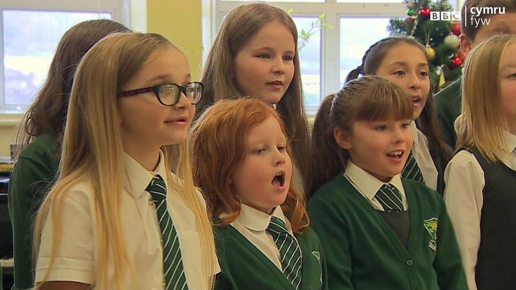 Plant ysgol o Gymru'n serennu yn hysbyseb Nadolig M&S - BBC Cymru Fyw