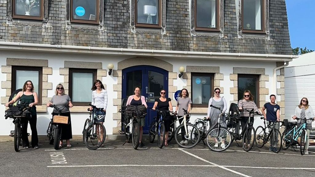 Guernsey cyclists set off for charity ride around Brittany - BBC News