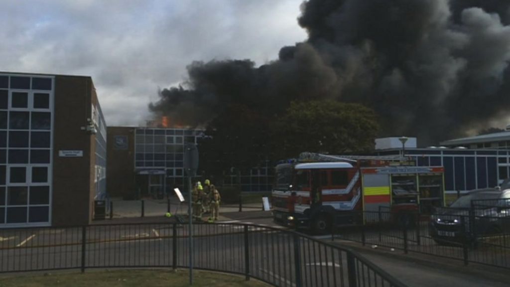 Selsey Academy: Blaze reduces West Sussex school to a skeleton - BBC News