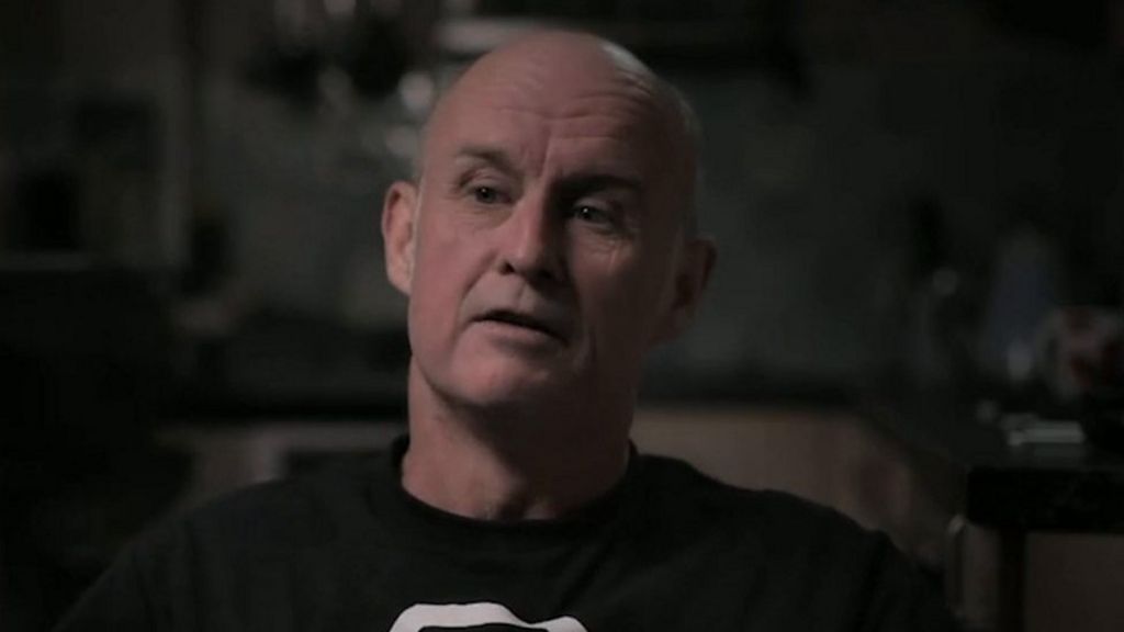 Meibion Glyndŵr: Dyn yn cyfaddef llosgi tai haf - BBC Cymru Fyw