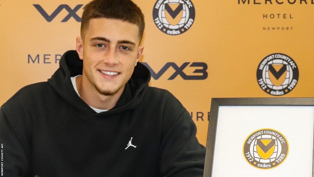 Josh Seberry: Newport County sign Shelbourne defender - BBC Sport