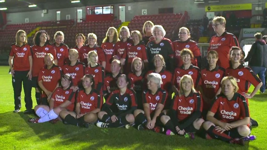 Crawley Old Girls: The football team getting women into football - BBC ...