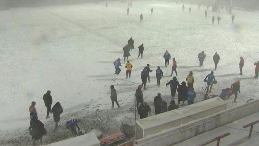 How snow chaos brought Wakefield v Widnes to an early finish - BBC Sport