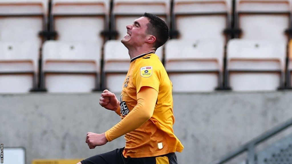 Lloyd Jones: Charlton Athletic sign Cambridge United defender - BBC Sport