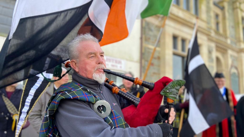 St Piran's Day in Cornwall marked with music and parades - BBC News
