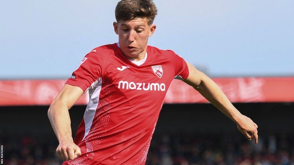 Josh Austerfield: Crewe sign Huddersfield midfielder on loan - BBC Sport