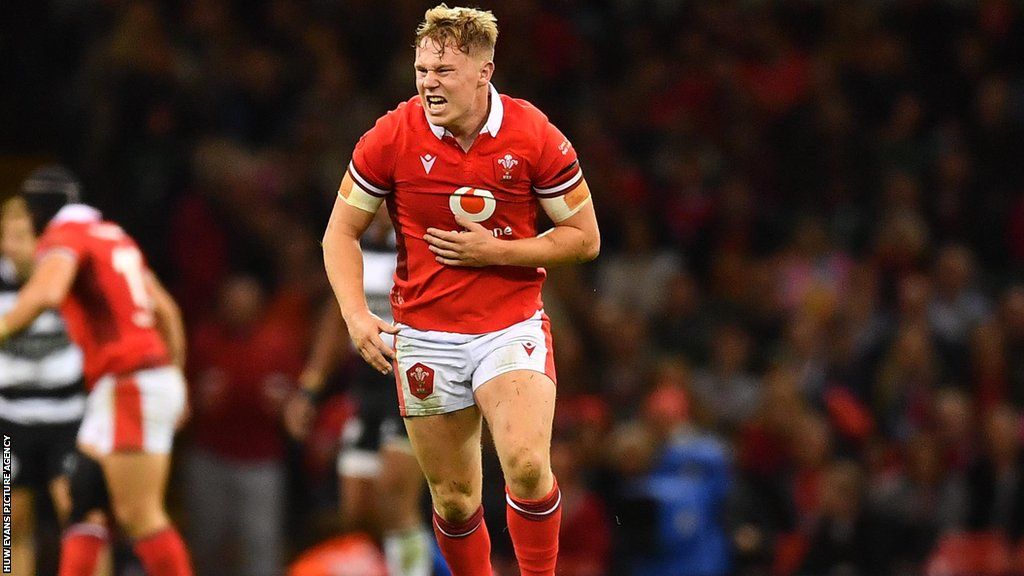 Sam Costelow: Scarlets say Wales fly-half not expected back until ...