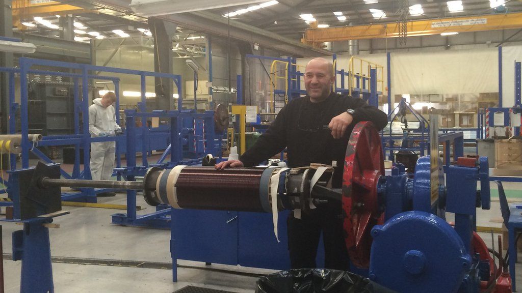 The prison officers helping ex-prisoners back into work - BBC News