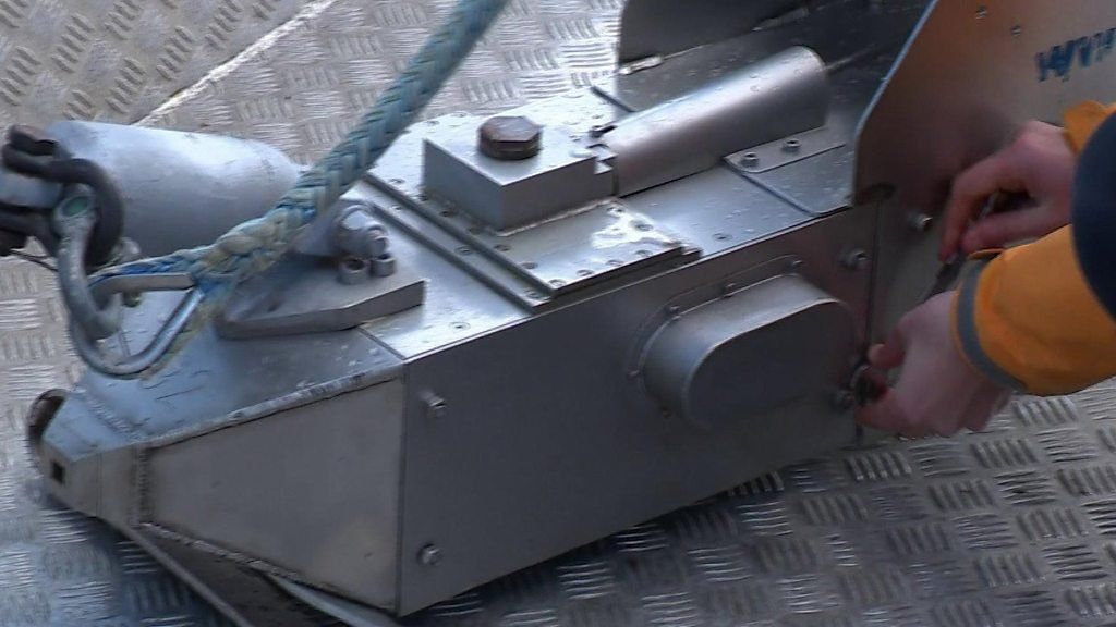 Plastic: Could this metal box help save our oceans? - BBC Newsround