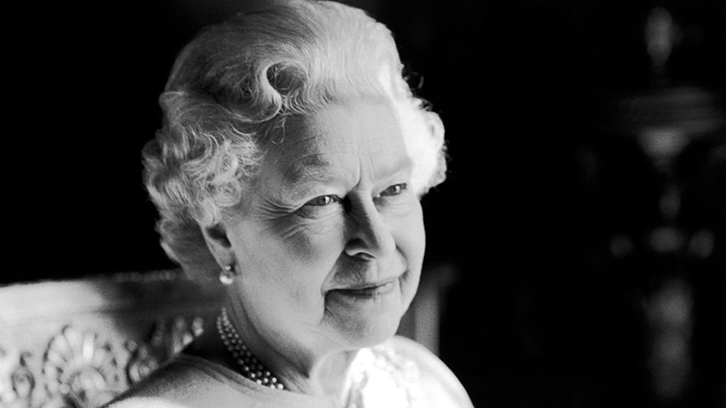 Queen Elizabeth II: Somerset teacher sleeps out overnight - BBC News
