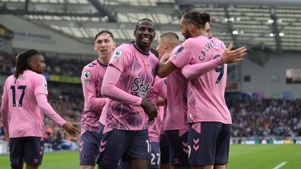 Everton's win over Brighton 'a hammer blow to everyone else' - BBC Sport