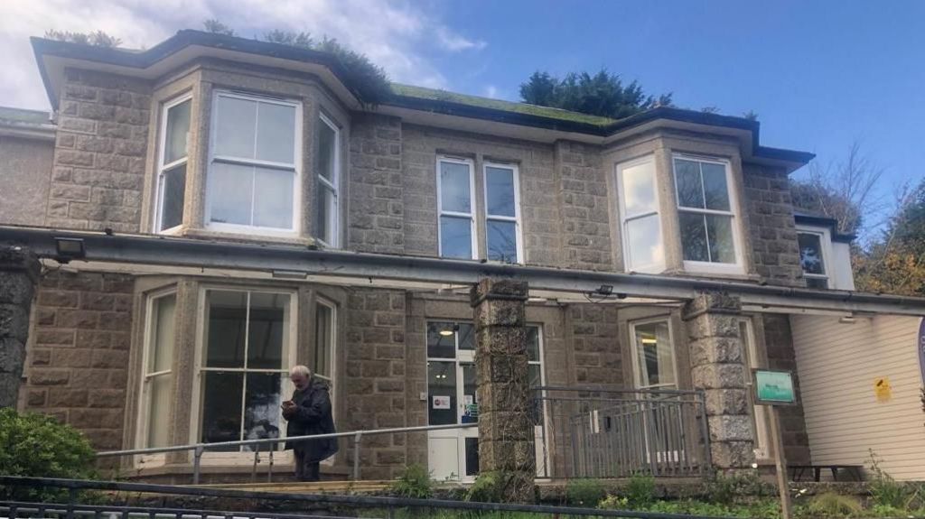 Edward Hain Centre opens diabetic eye clinic in St Ives - BBC News