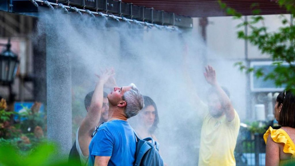 Japan heatwave: Health alerts issued as temperatures rise - BBC Newsround