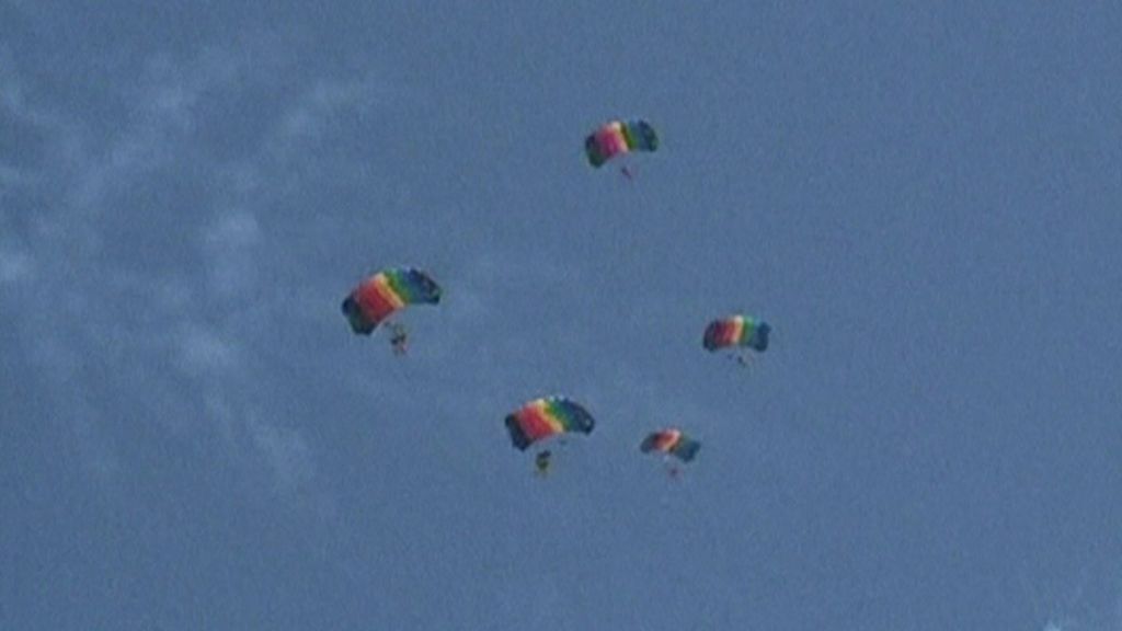 Skydivers take to the skies in China for competition - BBC Newsround