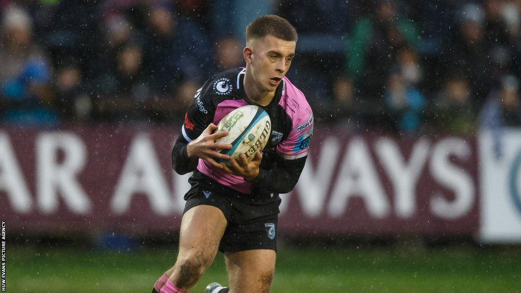 Cardiff Rugby: Full-back Cam Winnett signs new long-term deal - BBC Sport