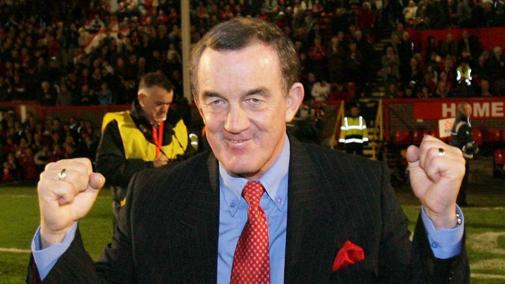 Phil Bennett: Memorial service at Llanelli Parc Y Scarlets - BBC News