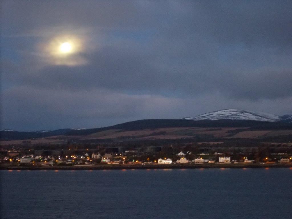 Your pictures of the supermoon over Scotland - BBC News