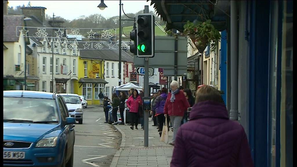 Symud sawl clinig yn Llambed yn bryder - BBC Cymru Fyw