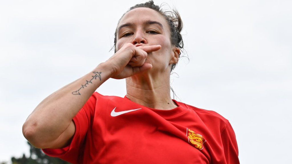 Island Games: Thousands attend as event gets under way - BBC News