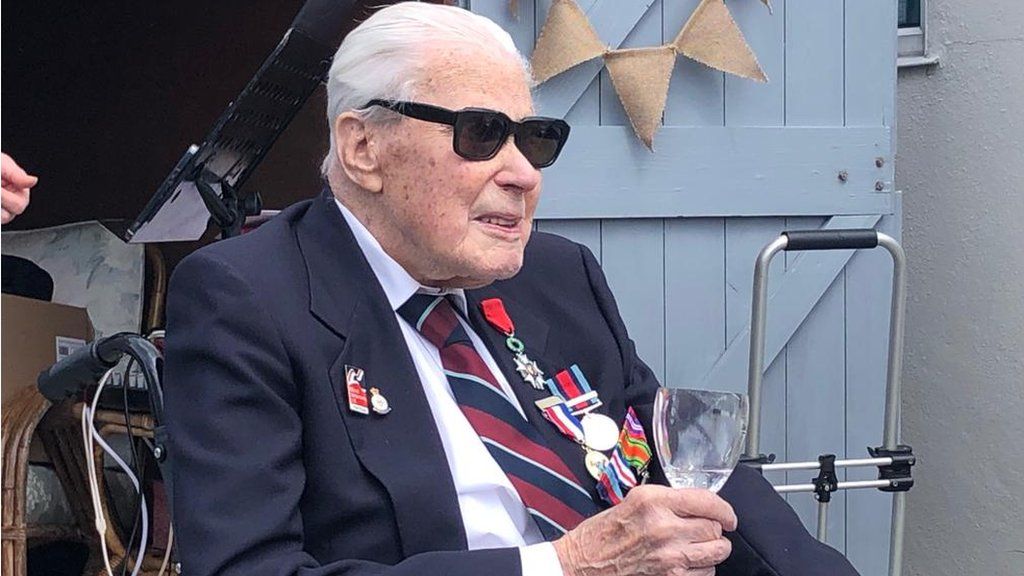 Cornish WW2 veteran celebrates 99th birthday with a party - BBC News