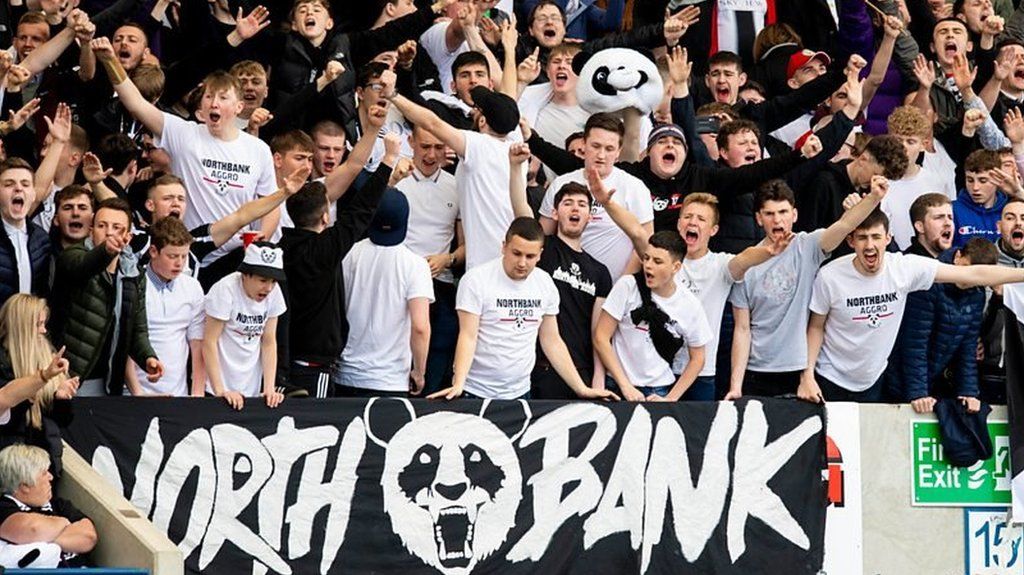 Watch: St Mirren fans back team as play-offs loom - BBC Sport