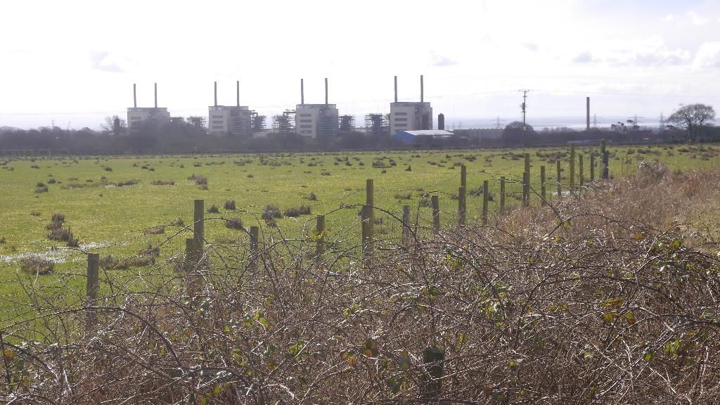 S﻿olar farm near former Chapelcross nuclear plant approved - BBC News