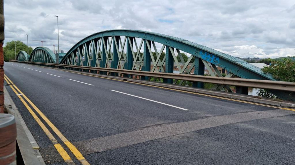 West Bridgford's Lady Bay Bridge reopens after resurfacing works - BBC News