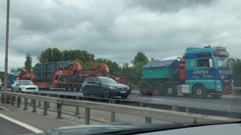 M25: Drivers warned of abnormal load driven from Luton to Surrey - BBC News