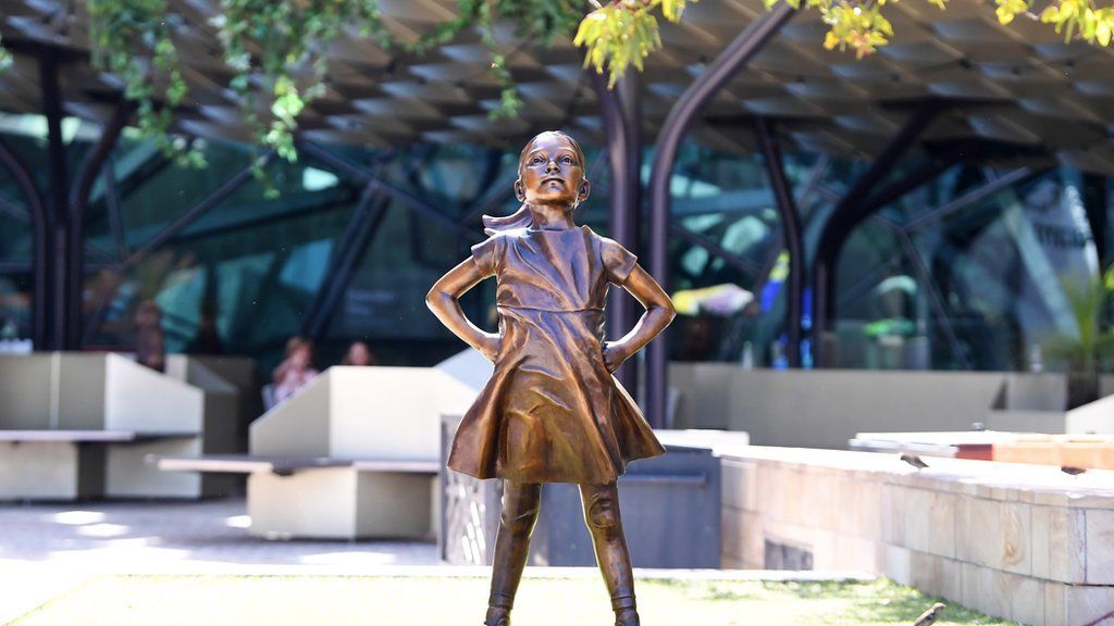 Fearless Girl statue appears in London - BBC Newsround