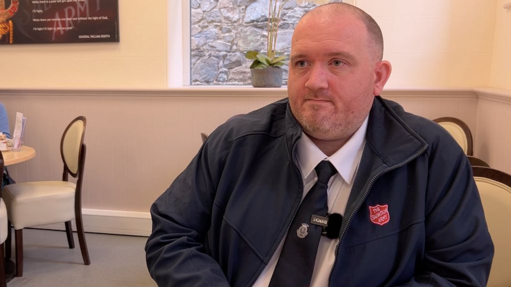 Guernsey warm space helps those battling fuel poverty - BBC News