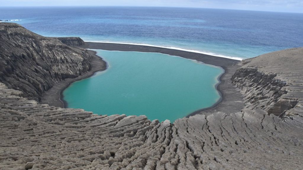 Pacific 'baby island' is natural lab to study Mars - BBC News