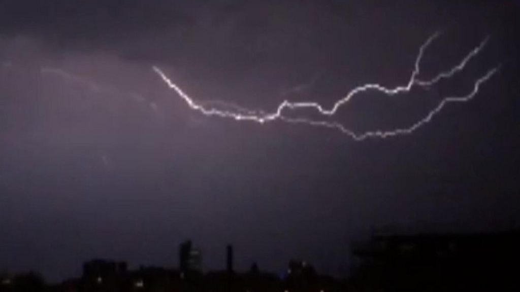 Amazing video of lightning in Manchester - BBC Newsround
