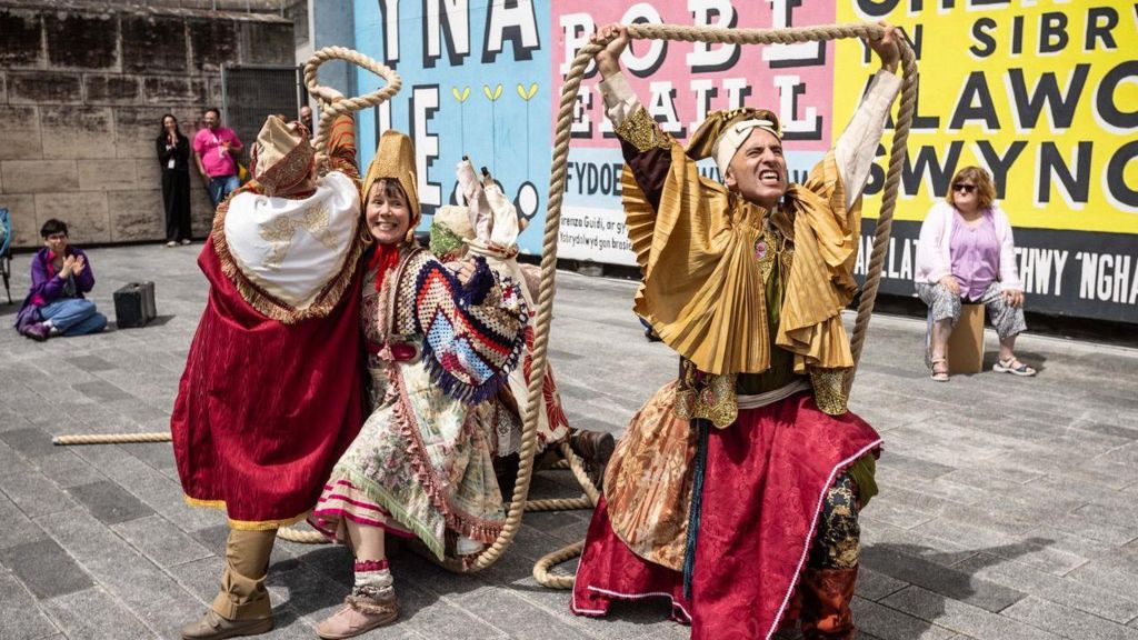 Gŵyl 'unigryw' sy'n rhoi llwyfan i berfformwyr anabl - BBC Cymru Fyw