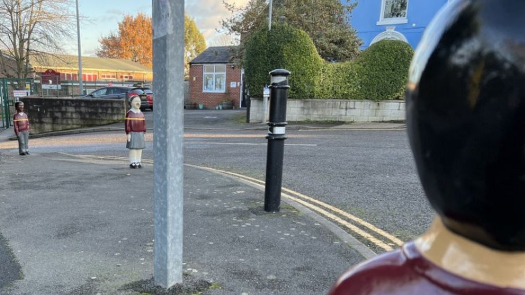 Derbyshire: Parent's anger after crash barrier left damaged - BBC News