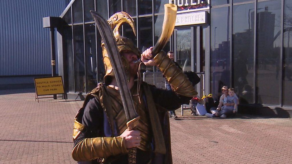 Sci-fi lovers descend on Swindon for Comic Con - BBC News
