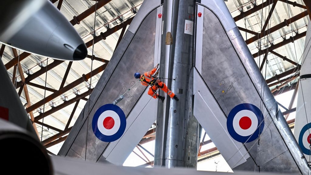 Abseiling cleaners to dust down RAF museum aircraft - BBC News