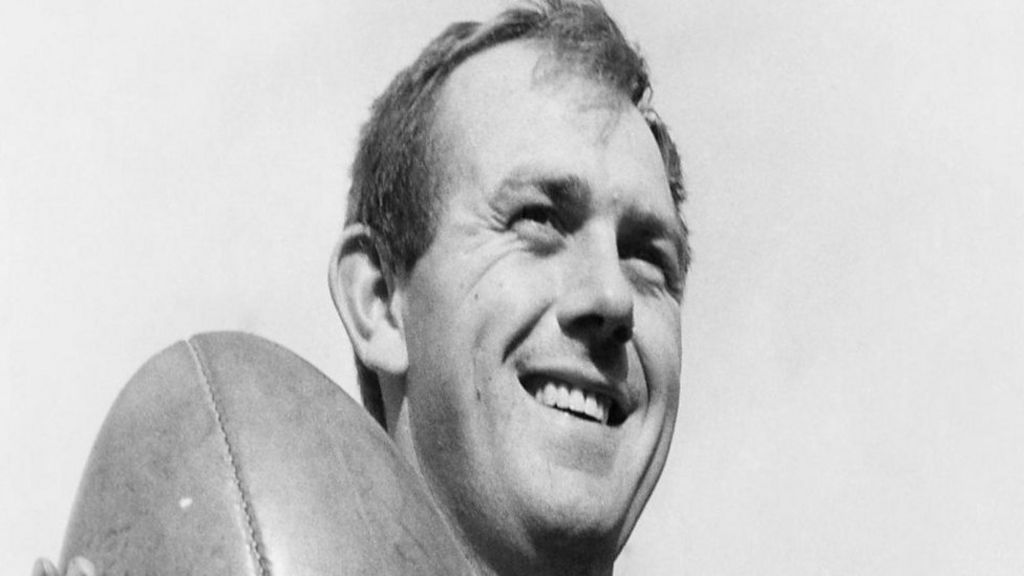 Cofio un o gewri rygbi Cymru, Clive Rowlands - BBC Cymru Fyw