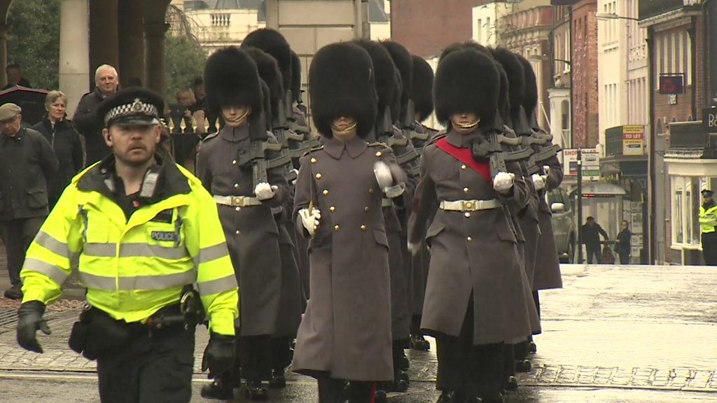 Windsor Castle barriers installed for Changing of the Guard - BBC News