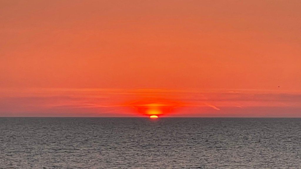 BBC Weather Watchers capture spectacular sunrise pictures - BBC News