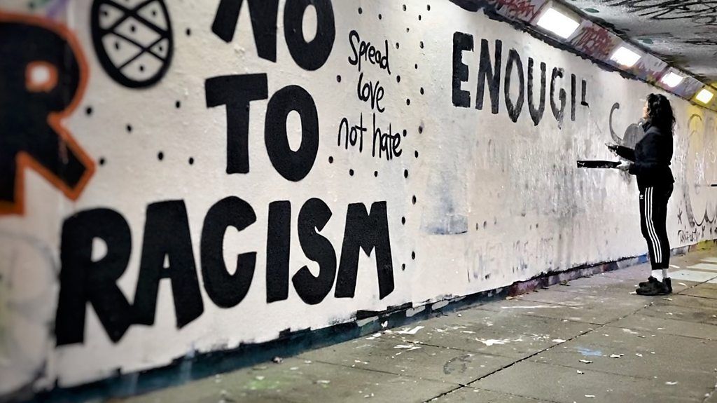 Kettering: Police bid to trace vandal behind graffiti 'plague' - BBC News