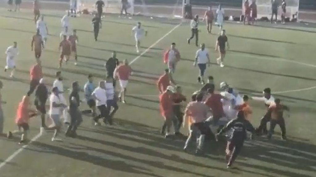 Footage of referee attack during Sunday league match - BBC Sport