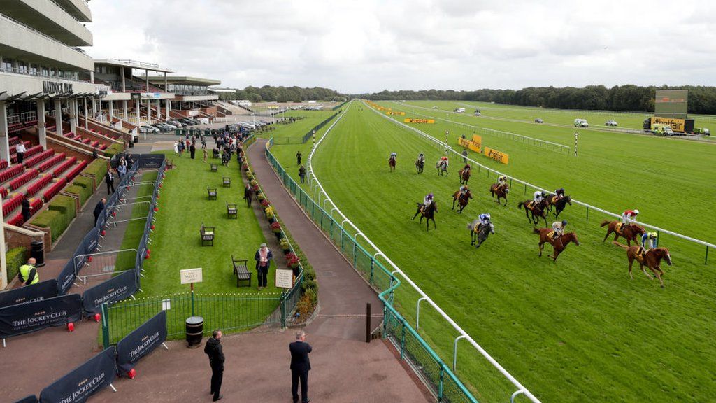 Covid-19: Hereford racecourse reopens to spectators - BBC News