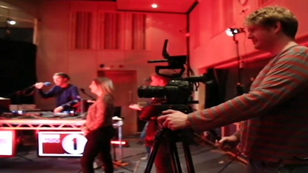 What's it like behind the scenes in a radio studio? - BBC Newsround