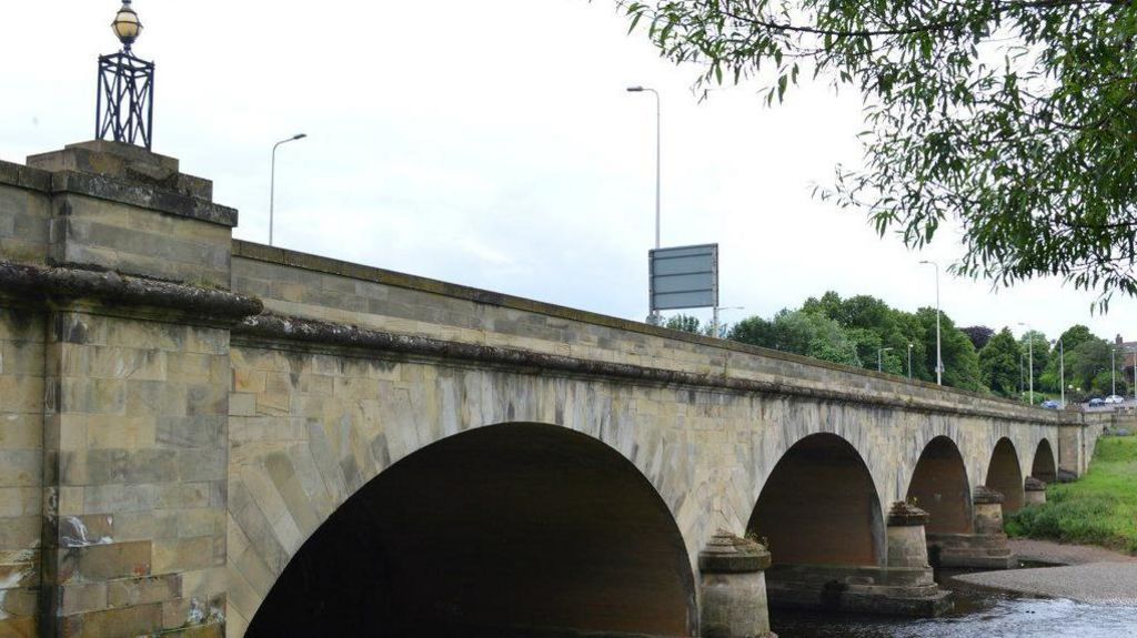 Victorian lanterns on Carlisle's Eden Bridge to be upgraded - BBC News