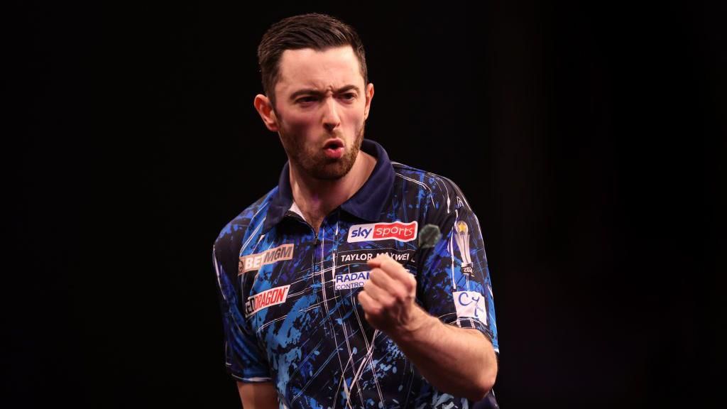 World Matchplay Darts: Luke Humphries starts with emphatic win - BBC Sport