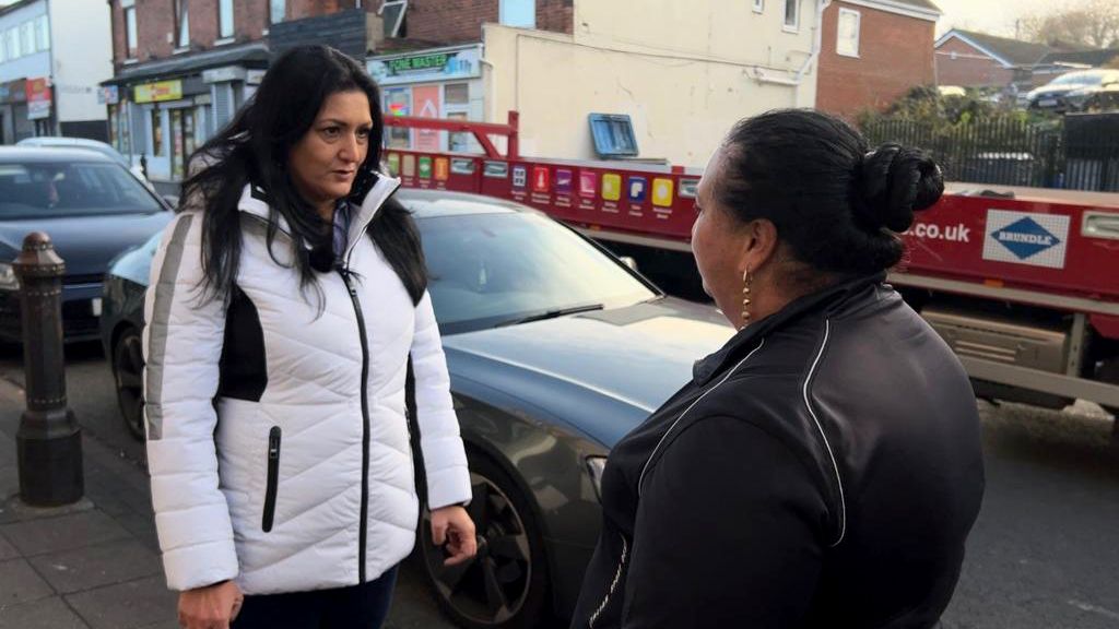 L﻿ending a helping hand in Lye - BBC News