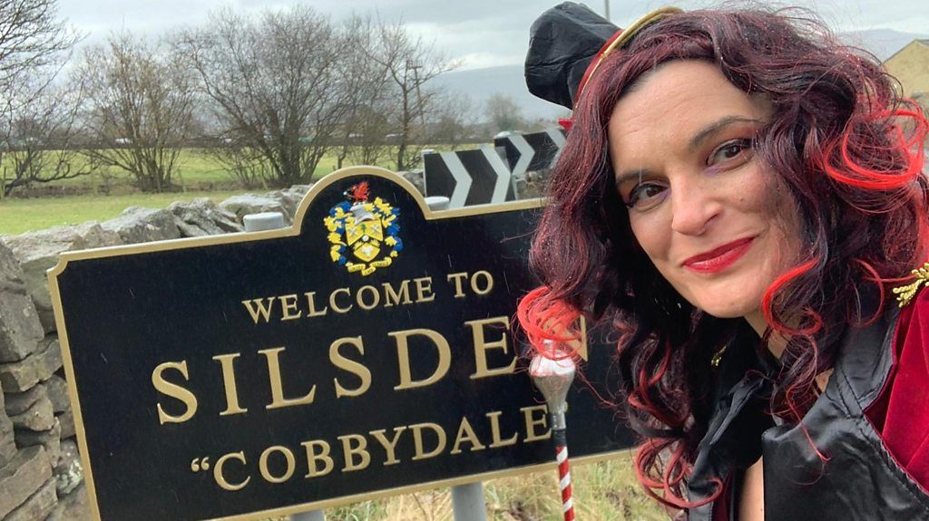 Mary Taylor: Tributes paid to Bradford runner who died in Dubai - BBC News