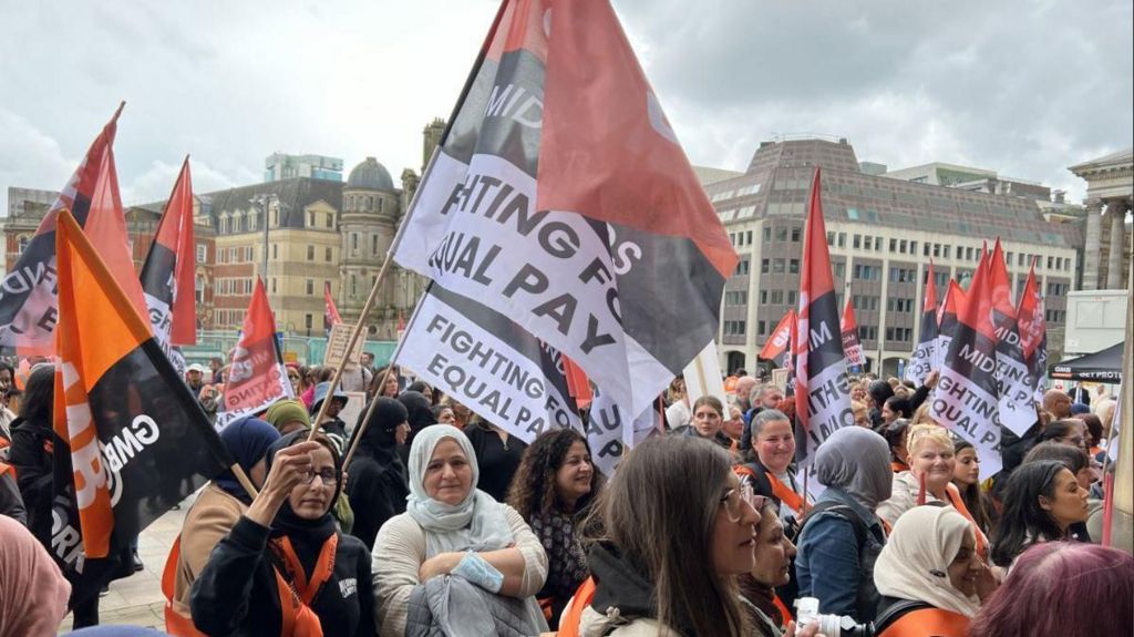 Birmingham school support staff walk out over equal pay - BBC News
